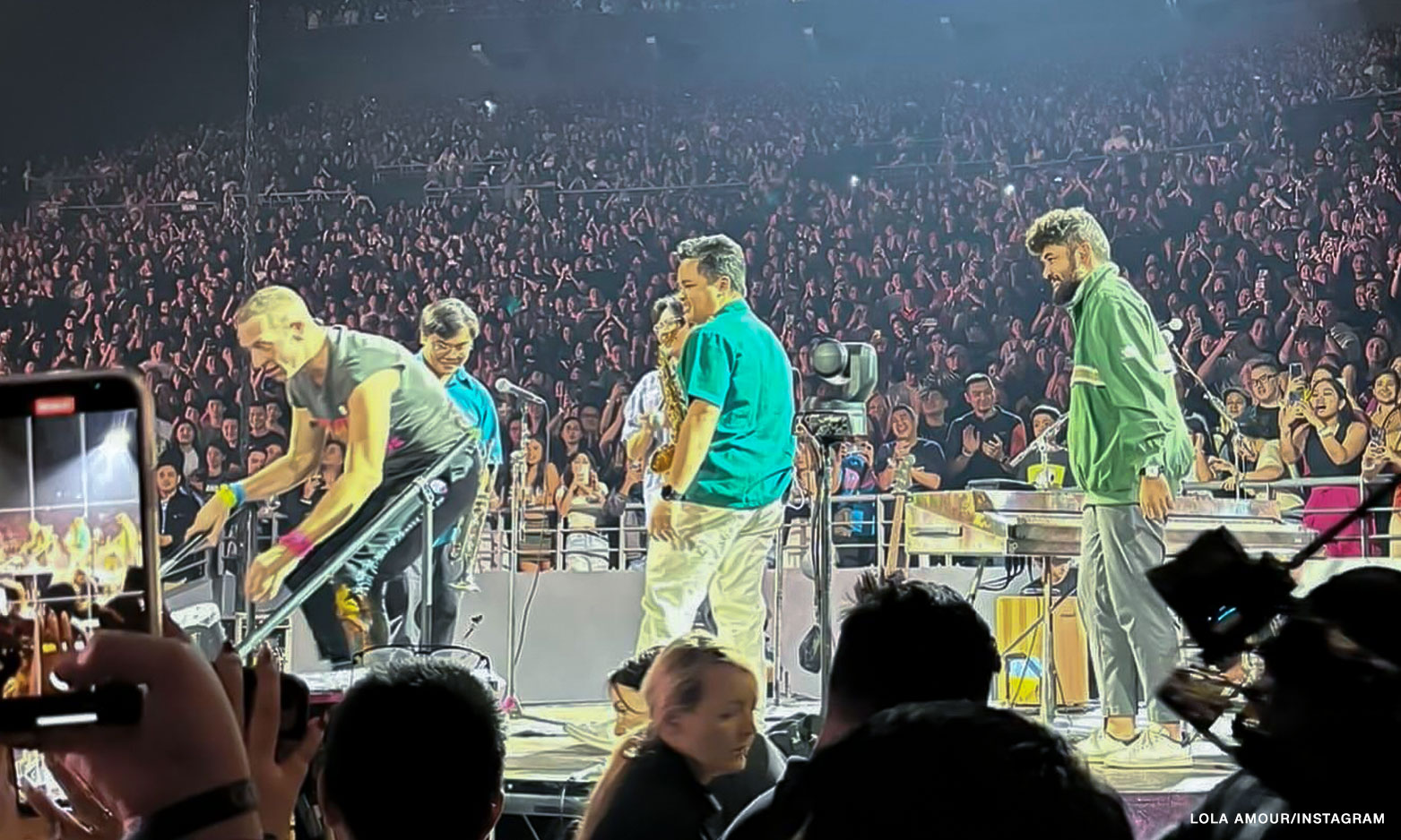 Coldplay jams with Lola Amour in PH concert - newswatchplus.ph
