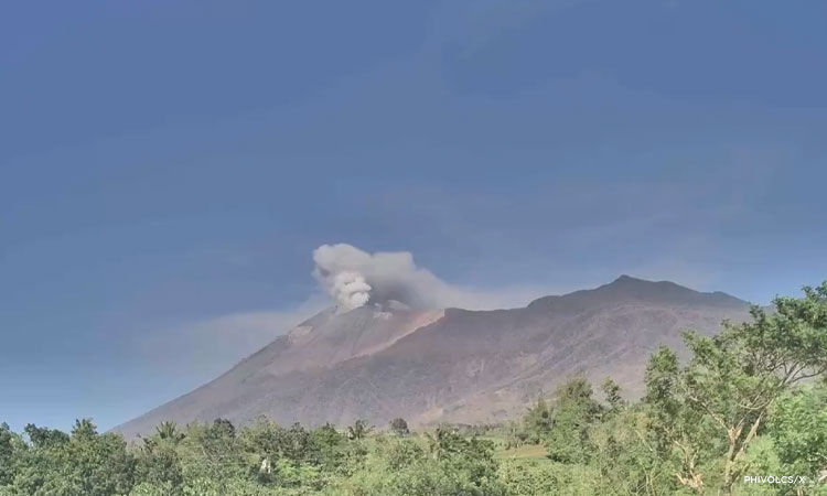 Kanlaon Volcano spew ash for 19 minutes on All Saints Day – Phivolcs ...