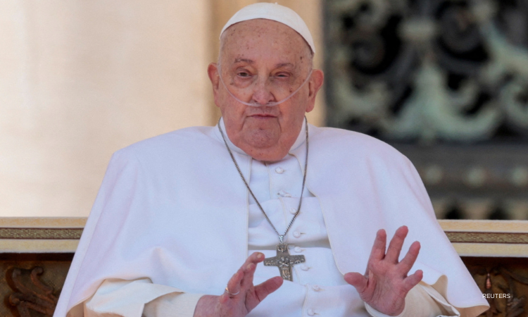 Pope Francis makes surprise first appearance at Vatican after hospital ...